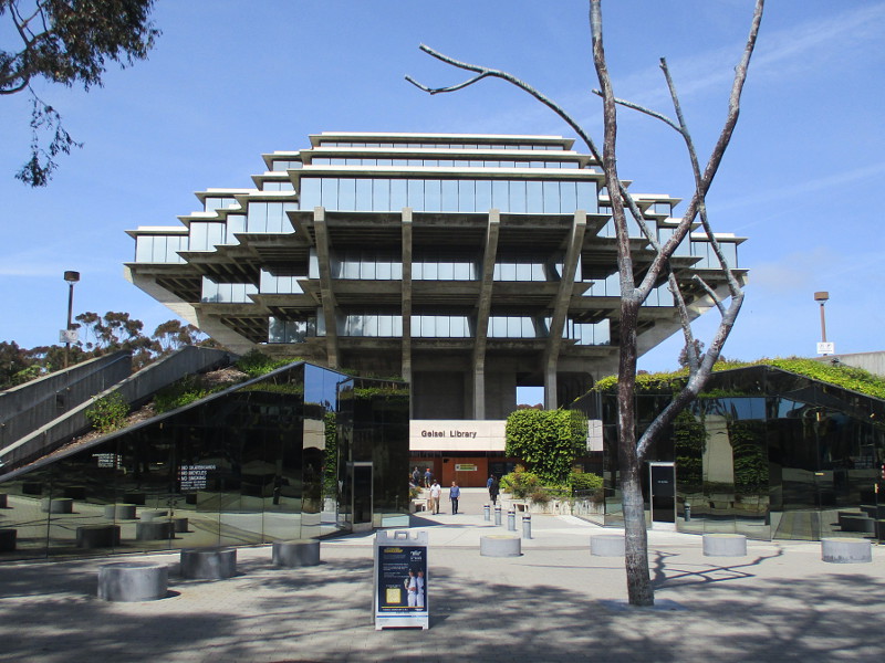 Walking around UCSD’s amazing Geisel Library. – Cool San Diego Sights!