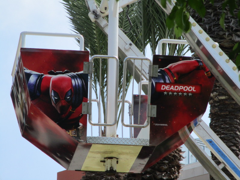 Marvel superheroes ride a Ferris wheel! – Cool San Diego Sights!