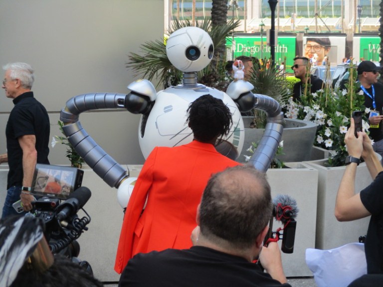 The Wild Robot cast appears at Comic-Con! – Cool San Diego Sights!