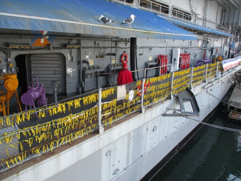 60,000 yellow ribbons on the USS Midway. – Cool San Diego Sights!